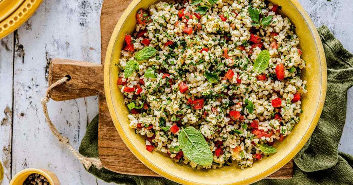 Tabouleh mit Bulgur, Petersilie, Minze, Tomaten und Paprika | Rezept ...